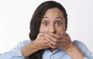 Dents qui sentent mauvais, causes et solutions - Dentesque.com